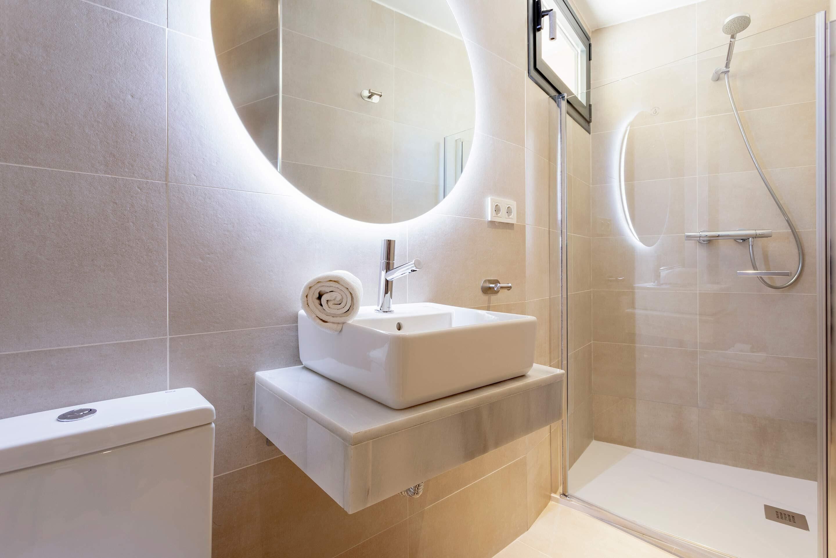 Apartamento (3 Bedrooms) | Banheiro | Chuveiro, produtos de toalete grátis, secador de cabelo 