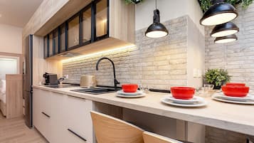 Geladeira, micro-ondas, fogão, cooktop