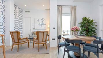 Apartamento (3 Bedrooms) | Refeições no quarto