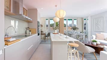 Apartamento (4 Bedrooms) | Cozinha privada | Um frigorífico/congelador grande, um micro-ondas, uma placa de cozinha