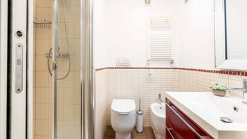 Apartamento (1 Bedroom) | Casa de banho | Um polibã, artigos de higiene pessoal grátis, um secador de cabelo