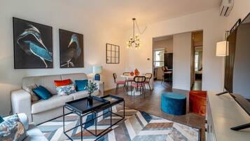 Apartamento (1 Bedroom) | Sala de estar | Smart TV de 52 polegadas com canais digitais