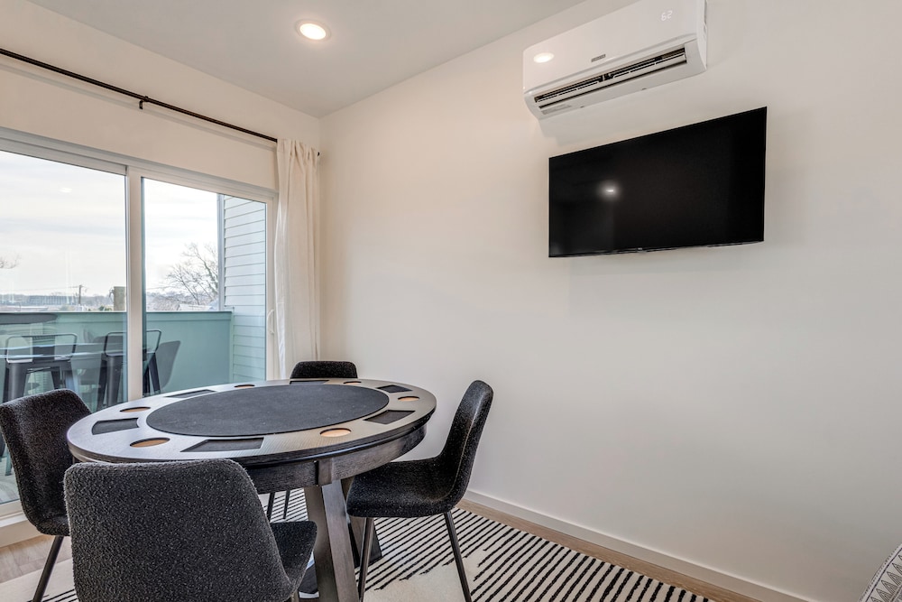 < 2 Mi To Dtwn: Modern Townhome In Knoxville - Knoxville, TN
