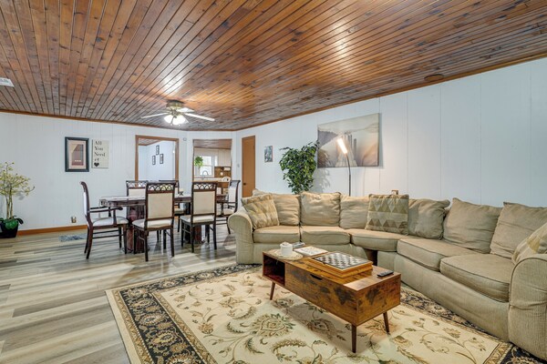 Deck & 2-acre Yard: Quiet Getaway In Crandall! - Chatsworth, GA