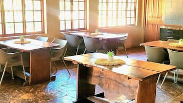 Café da manhã inglês mediante uma taxa nos fins de semana