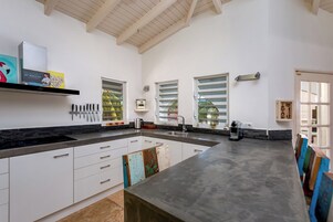 Cobertura luxo, vista para o mar | Cozinha privada | Geladeira grande, fogão, cooktop, lava-louças