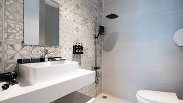 Quarto Duplo Deluxe | Casa de banho | Uma combinação polibã/banheira, artigos de higiene pessoal grátis