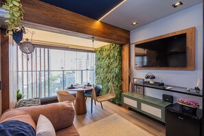 Apartamento luxo, vista para a cidade | Área de estar