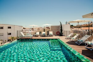 Piscina externa, funciona das 8h às 20h, guarda-sóis, espreguiçadeiras