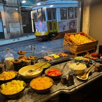 Pequeno-almoço tipo buffet diário (15 EUR por pessoa) 