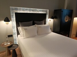 Quarto Clássico, Vista para a cidade | 1 quarto, cofre com capacidade para portátil, secretária 