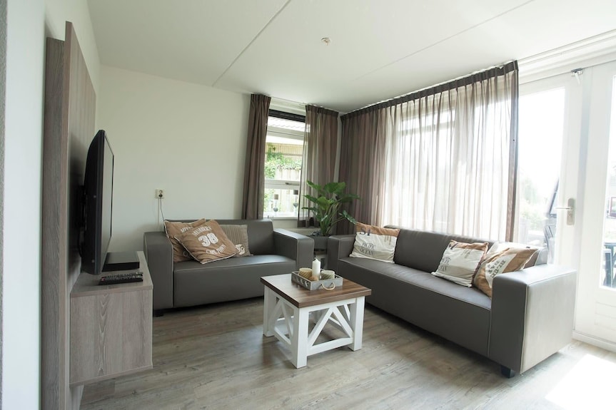 Comfortabele 4-persoons Bungalow Met Eigen Aanlegsteiger - Medemblik