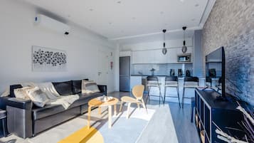 Apartamento, 1 quarto, acesso à piscina, vista para o mar | Sala de estar