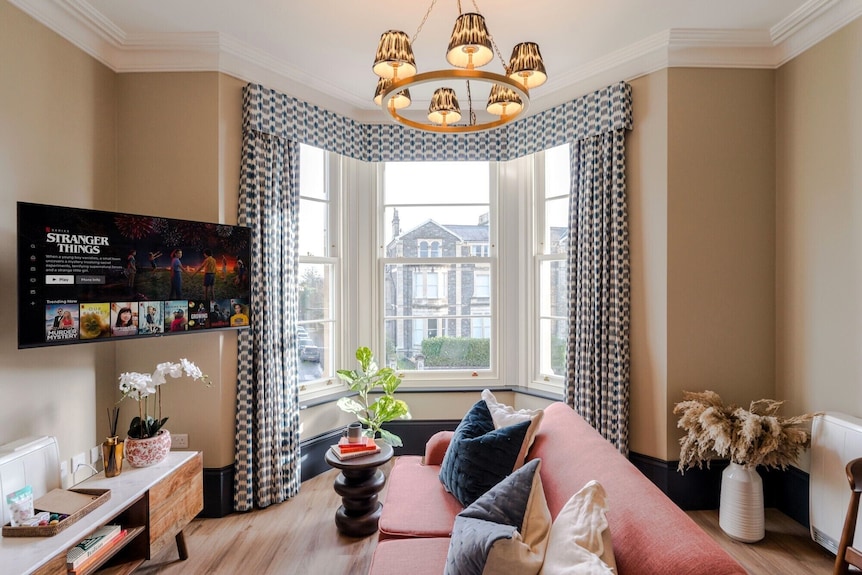 Pembroke House | 1 Bed Apartment | Pin Stripe Pink - Bristol