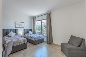 Quarto executivo, 2 camas de solteiro | Cofres nos quartos, ferros/tábuas de passar roupa, Wi-Fi de cortesia