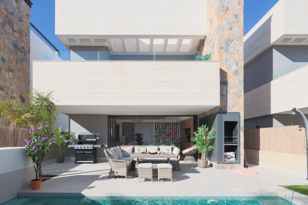 4 Bed Villa - Sleeps 8 - Pool - Garden - Parking - Los Alcázares