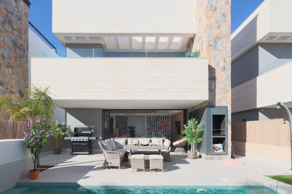 4 Bed Villa - Sleeps 8 - Pool - Garden - Parking - Los Alcázares