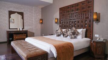 Quarto Duplo Deluxe, varanda, vista para a piscina | Cofre no quarto, cortinas/cortinados opacos, ferro/tábua de engomar