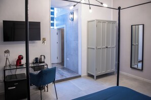 Quarto conforto | Escrivaninha, quartos à prova de som, Wi-Fi de cortesia