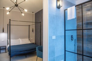 Quarto conforto | Escrivaninha, quartos à prova de som, Wi-Fi de cortesia