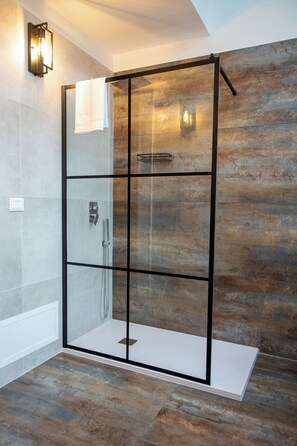 Quarto conforto | Banheiro | Produtos de toalete grátis, toalhas de banho, sabonete, shampoo