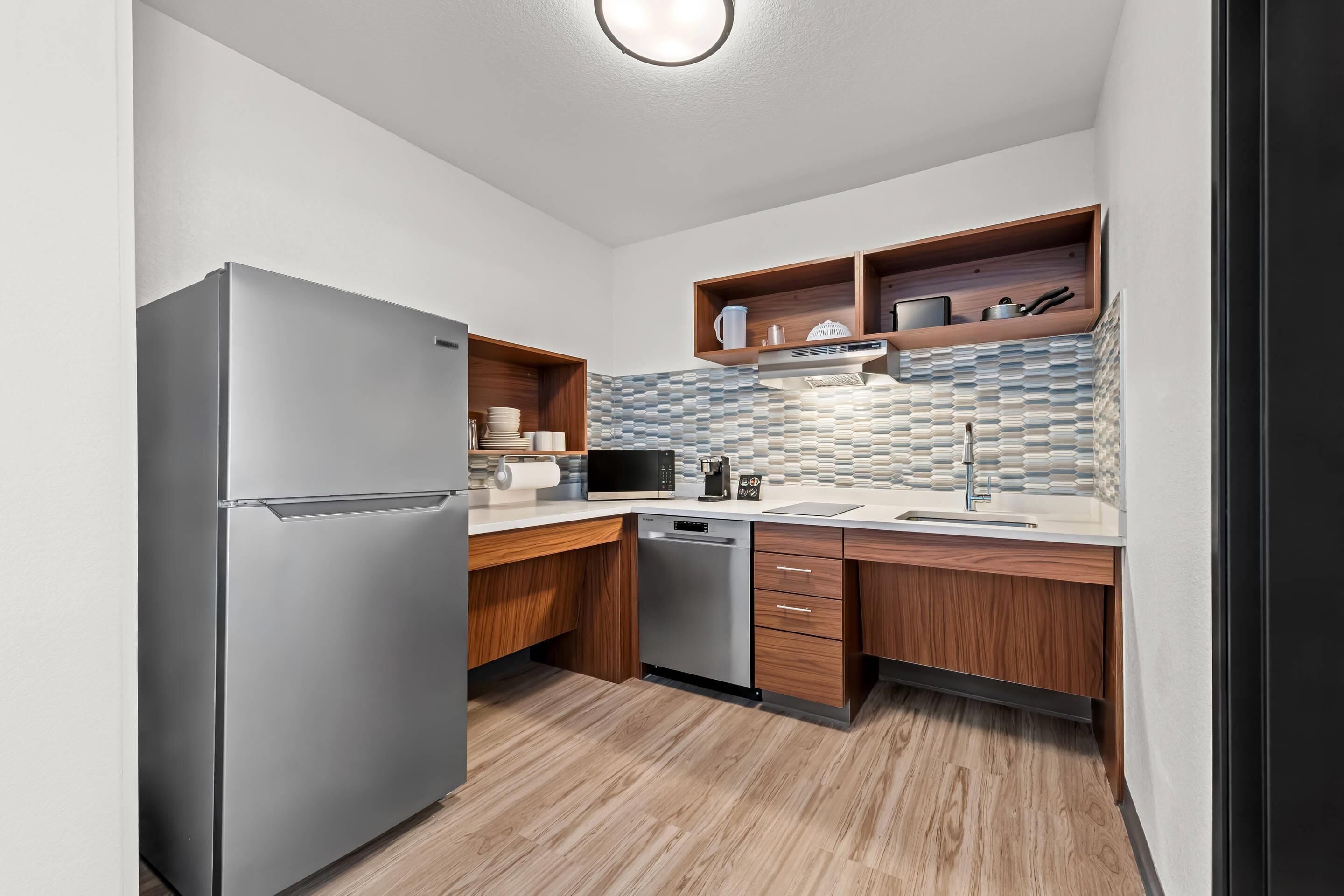 Quarto, 2 camas Queen, acessível, para não fumantes | Cozinha privada | Cafeteira/chaleira