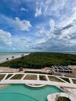 Resort com piscina, acesso à praia e vista para o oceano.
