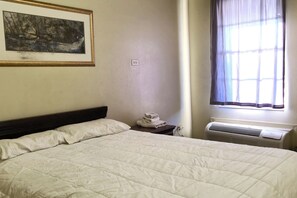 Quarto, 1 cama queen-size, não fumadores | Secretária, Wi-fi grátis, roupa de cama fornecida 
