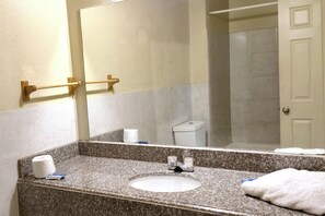 Quarto, 1 cama queen-size, não fumadores | Casa de banho | Um polibã, artigos de higiene pessoal grátis, toalhas fornecidas 