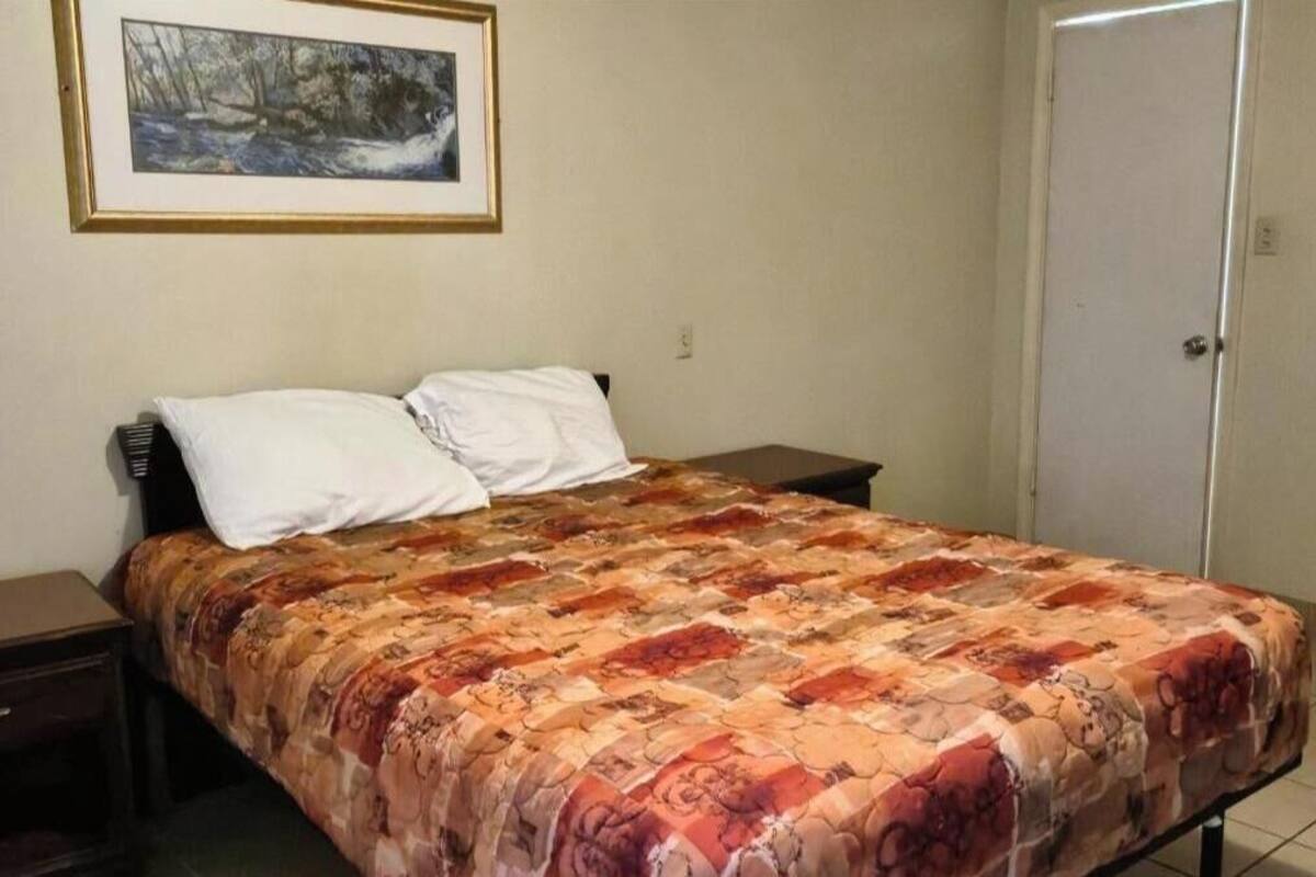 Quarto, 1 cama Queen, para fumantes | Escrivaninha, Wi-Fi de cortesia, roupa de cama