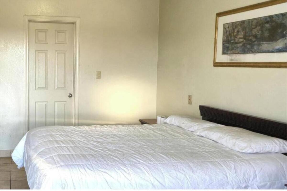 Quarto, 1 cama Queen, para não fumantes | Escrivaninha, Wi-Fi de cortesia, roupa de cama