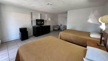 Escrivaninha, roupa de cama