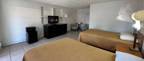 Escrivaninha, roupa de cama