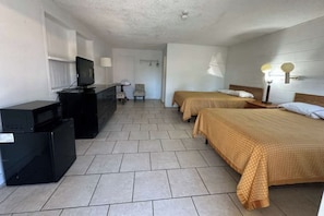 Secretária, roupa de cama fornecida