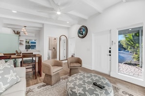 Quarto Individual Deluxe | Sala de estar | Smart TV de 55 polegadas com canais por cabo, serviços de streaming