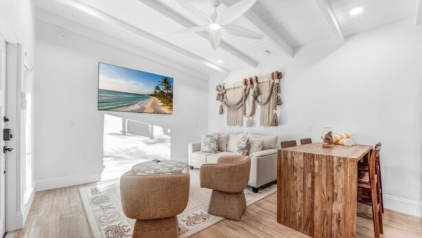 Quarto solteiro luxo | Área de estar | Smart TV 55 polegadas com canais a cabo, serviços de streaming