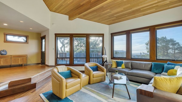 Half Block To Beach W/ Oceanview, Patio + Balcony The Shore Pine By Avantstay - Cannon Beach, OR