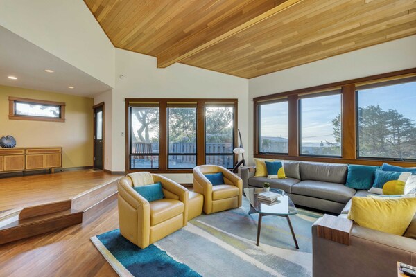 Half Block To Beach W/ Oceanview, Patio + Balcony The Shore Pine By Avantstay - Cannon Beach, OR
