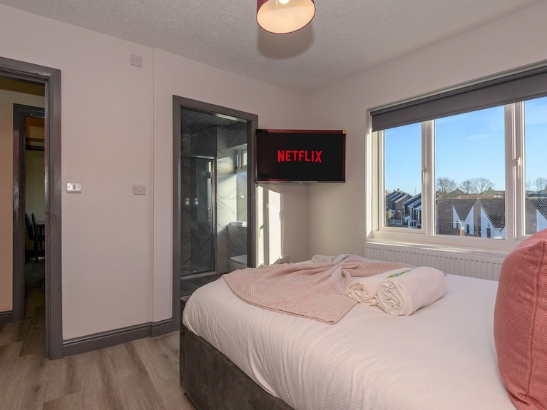 Lower Wortley 3 - Couples Haven With A Shared Kitchen - Pass The Keys - Headingley - Leeds