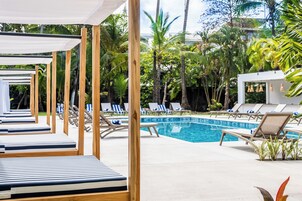 Piscina externa, funciona das 8h às 22h, barracas, guarda-sóis