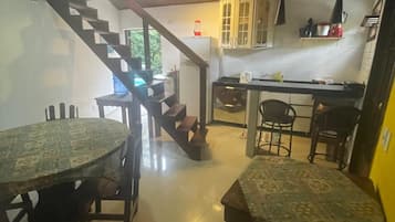 Chalé Standard, 1 quarto, cozinha, vista para a piscina | Sala de estar