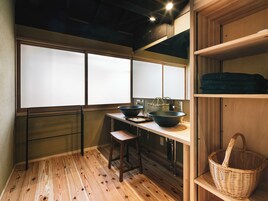 Quarto executivo | Banheiro | Banheira e chuveiro separados, produtos de toalete grátis