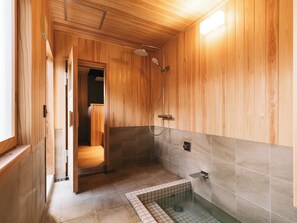 Quarto de Luxo | Casa de banho | Um polibã e uma banheira separados, artigos de higiene pessoal grátis 