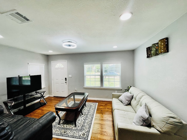 Cozy 2-bedroom Townhome In Charming Dallas With Wifi, Ac - Lancaster, TX