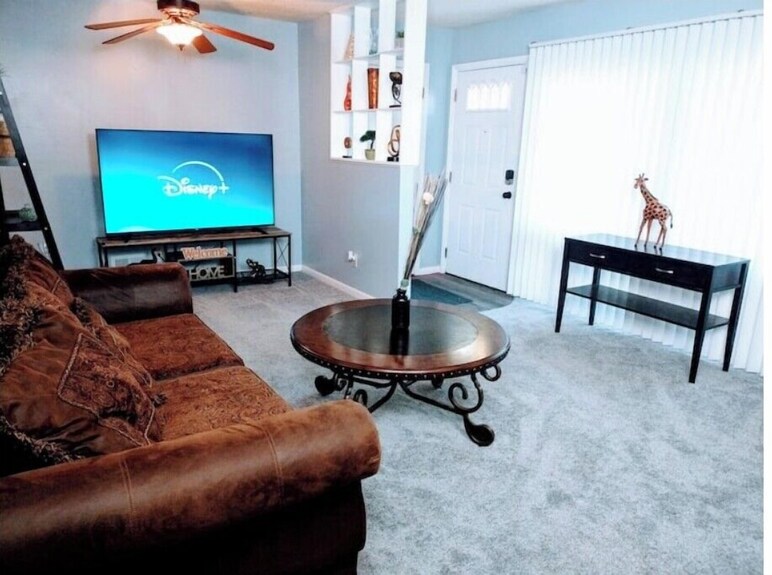 "Charming Oasis: Sleeps 11: Pool Table: Big Screens: Full Kitchen" - Kansas City, KS