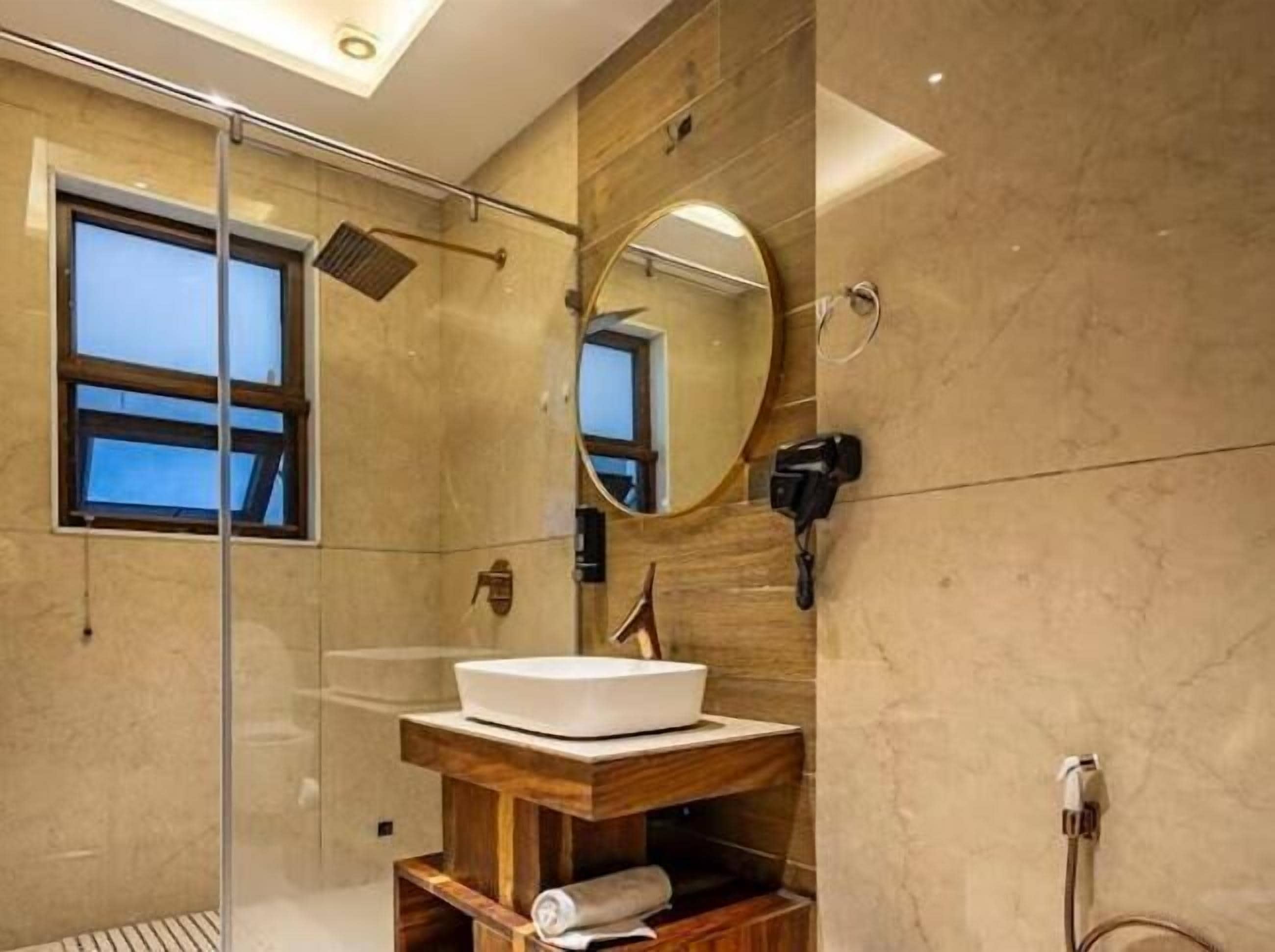 Quarto Duplo Club, vista para o pátio | Casa de banho | Um polibã, um secador de cabelo, toalhas fornecidas, sabão 