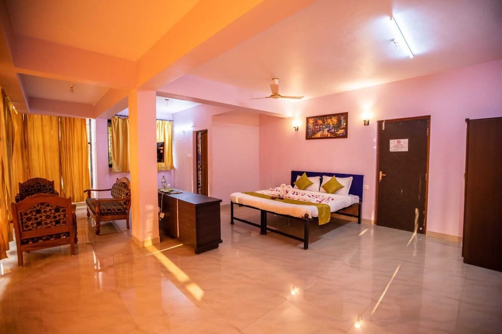 Colours Fly Hotel - Colva