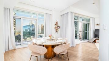 Apartamento de Luxo, varanda, Vista para a cidade | Sala de jantar