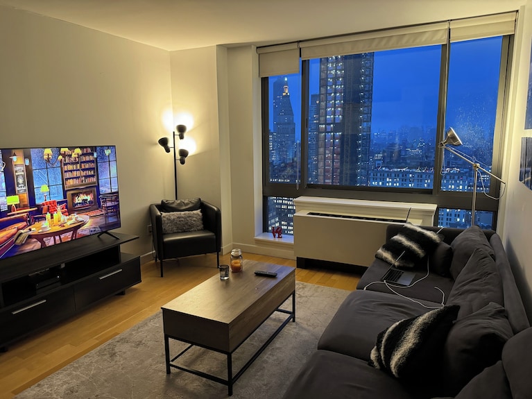 Skyline Views From A Luxe High Rise In Nyc - Yorkville - Manhattan