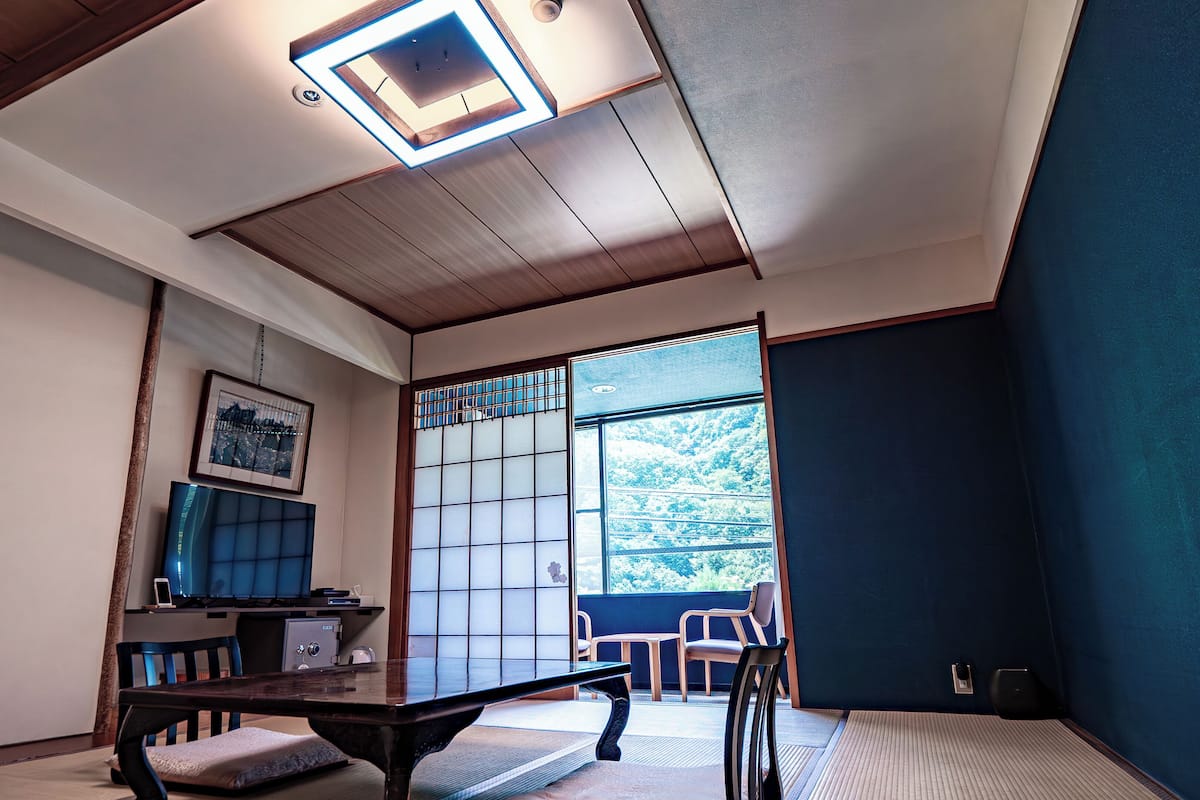 Cofres nos quartos, cortinas blackout, Wi-Fi de cortesia